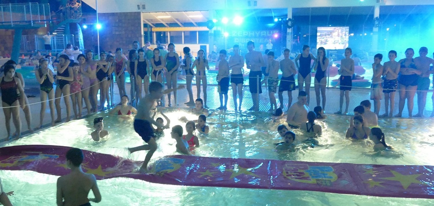Party-Alarm und Wasser-Spektakel bei der „School’s-Out-Pool-Party“ im ...