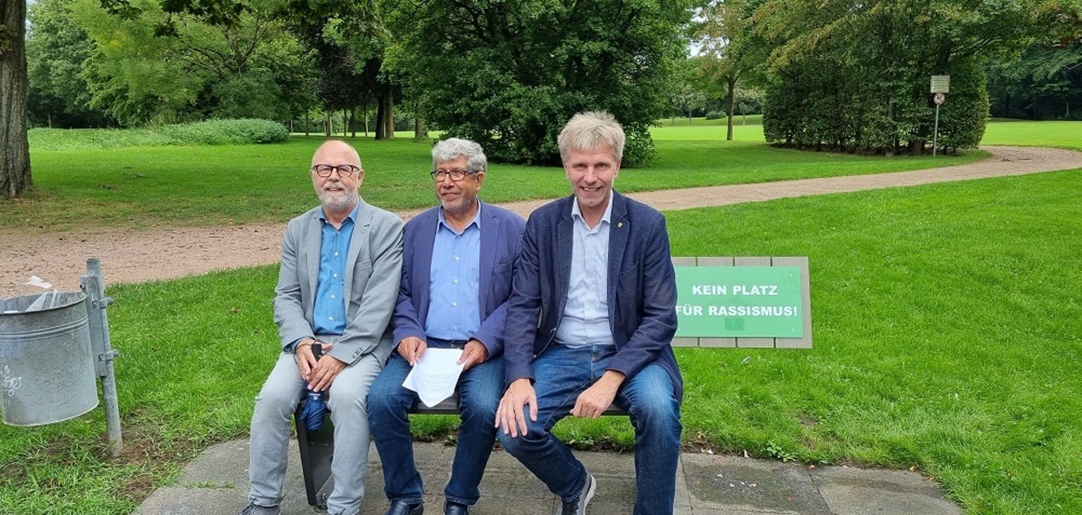 Besuch der Gedenkstätte „10+1 Bäume für die Opfer des NSU“ und Bank ...