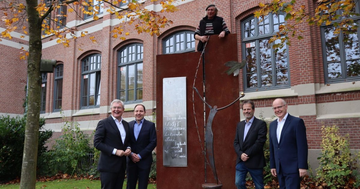 Driland-Kolleg enthüllt Skulptur zum Thema „Freiheit“ | Stadt Gronau